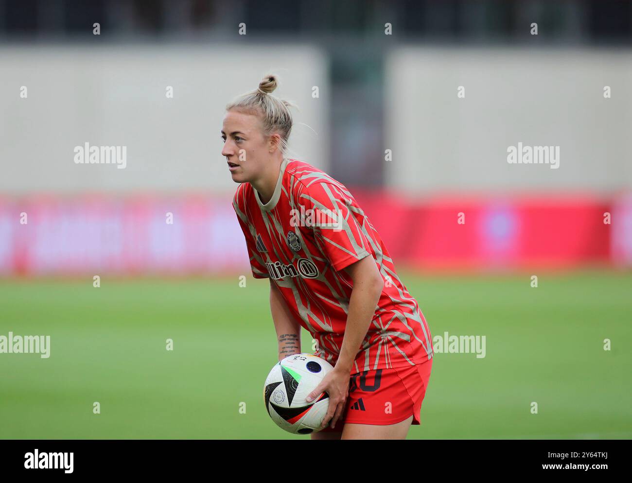 Hier mit einem ball in den handen hi-res stock photography and images ...