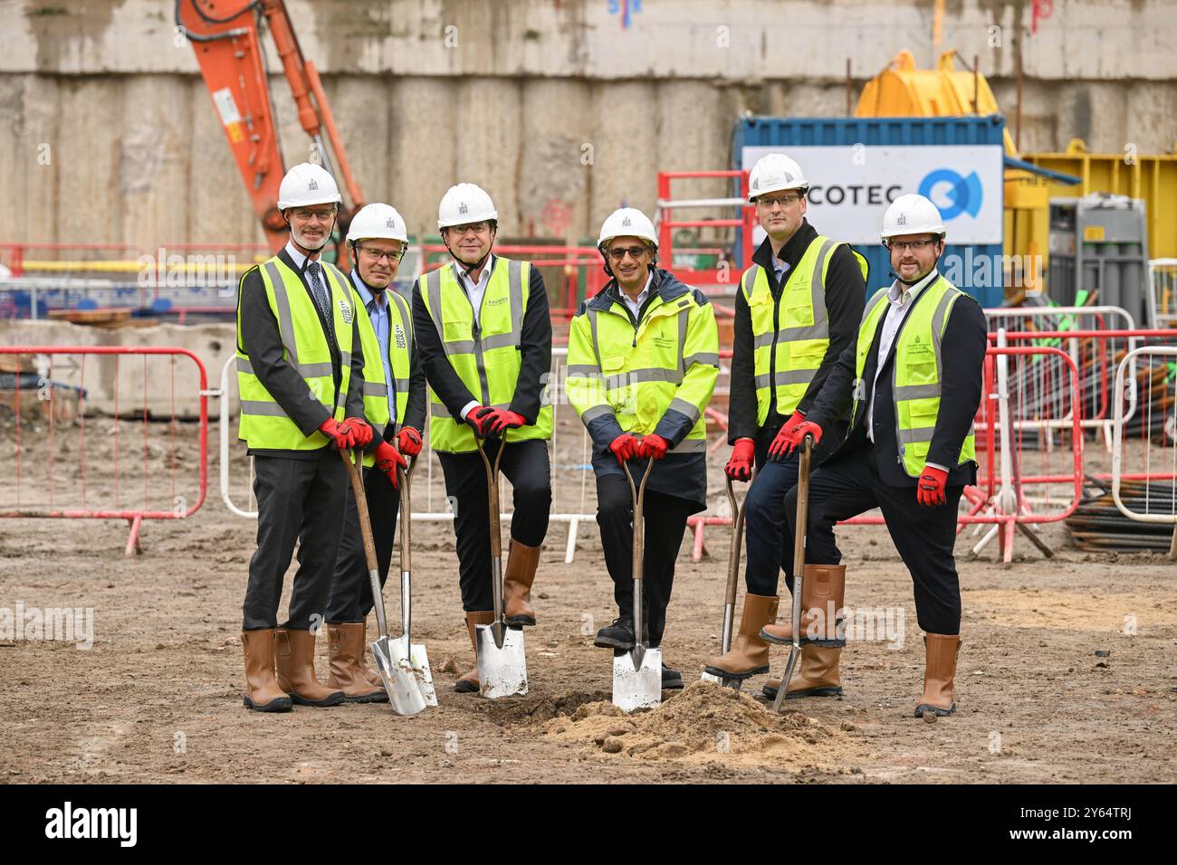 EDITORIAL USE ONLY (left to right) Grant Bourhill Managing Director ...