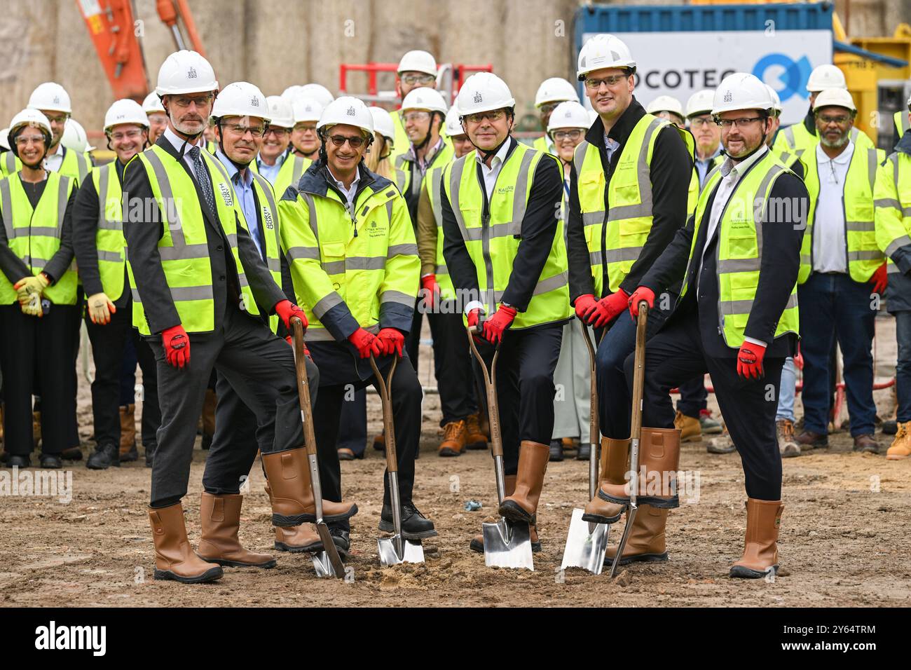 EDITORIAL USE ONLY (Left to right) Grant Bourhill Managing Director ...