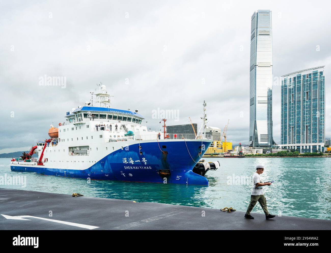The "Deep Sea No.1" research vessel is heading towards Tsim Sha Tsui ...
