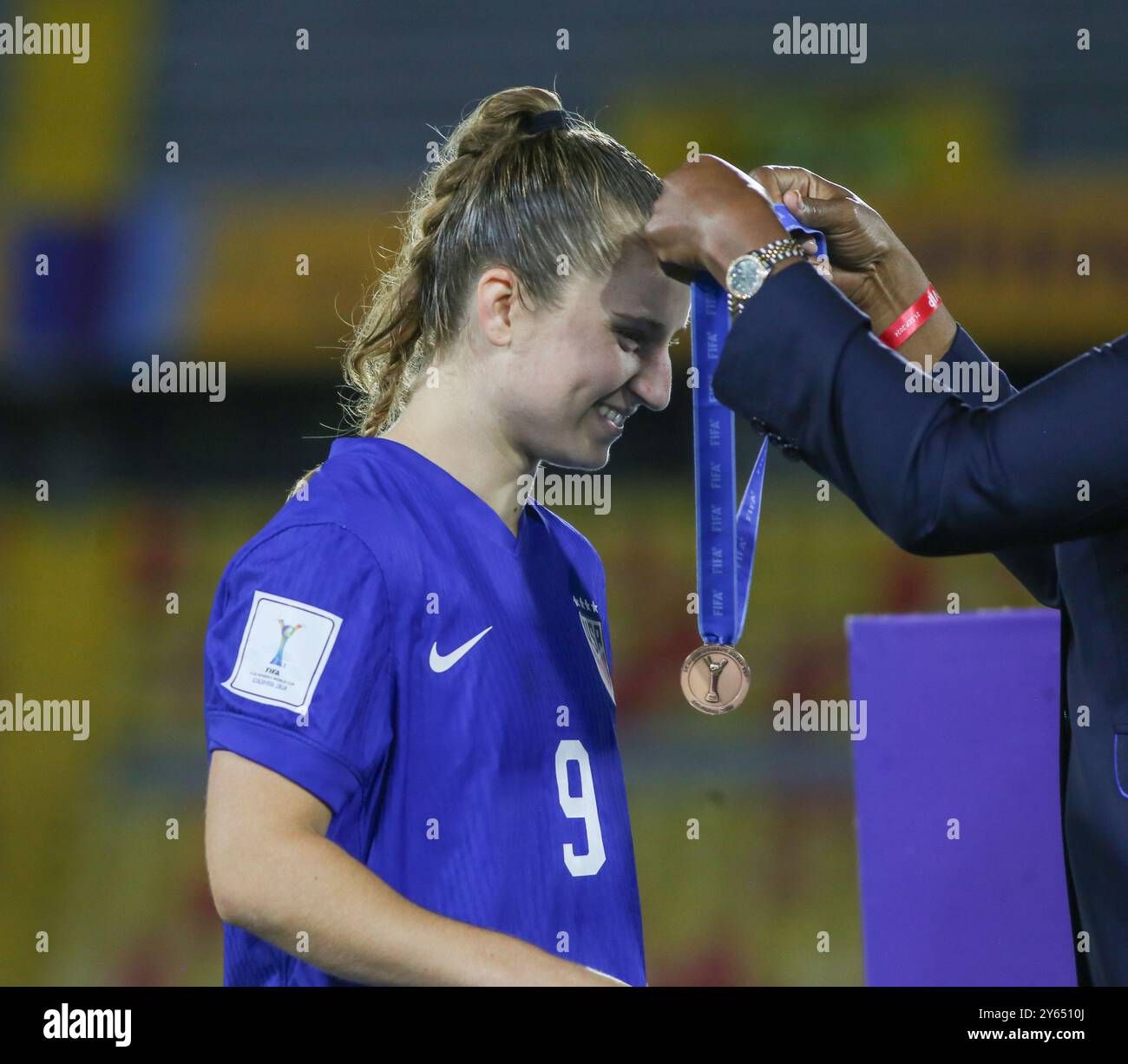 Ally Sentnor of the United States receives the third-place medal at the ...