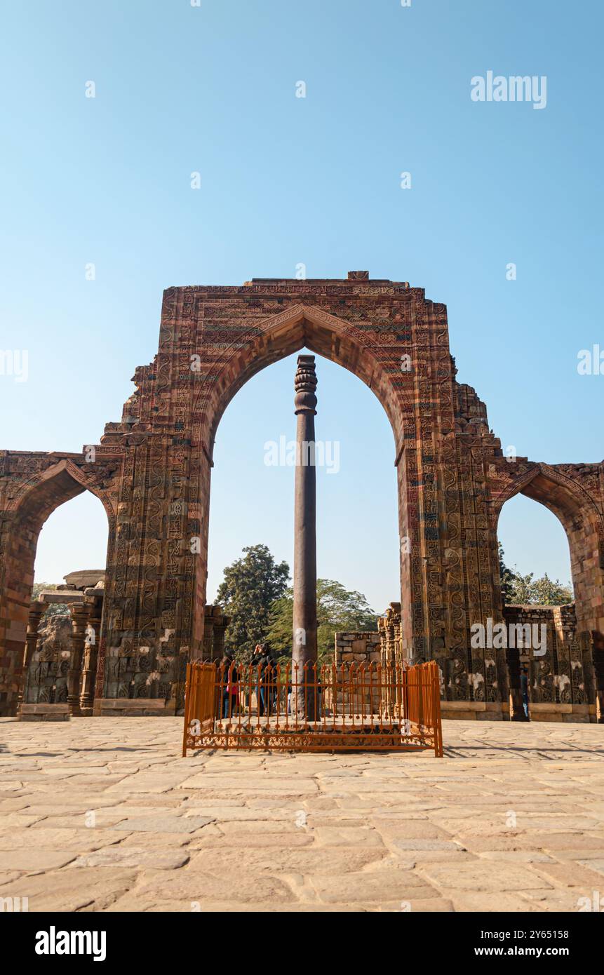 Iron pillar at Quwwat-ul-Islam Mosque in Qutab Minar Complex, Unesco ...