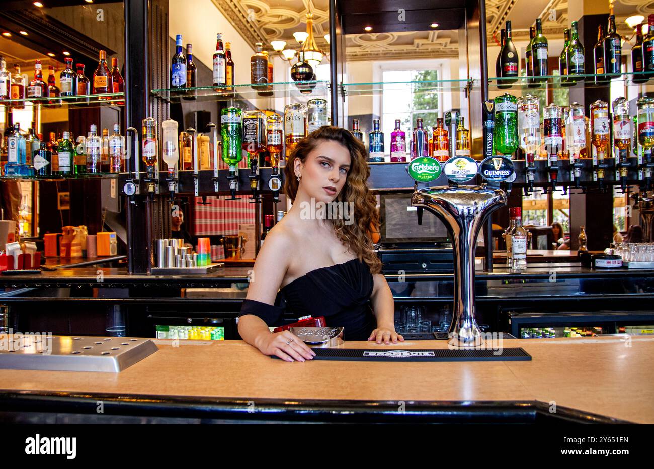 Waitress behind counter hi-res stock photography and images - Alamy