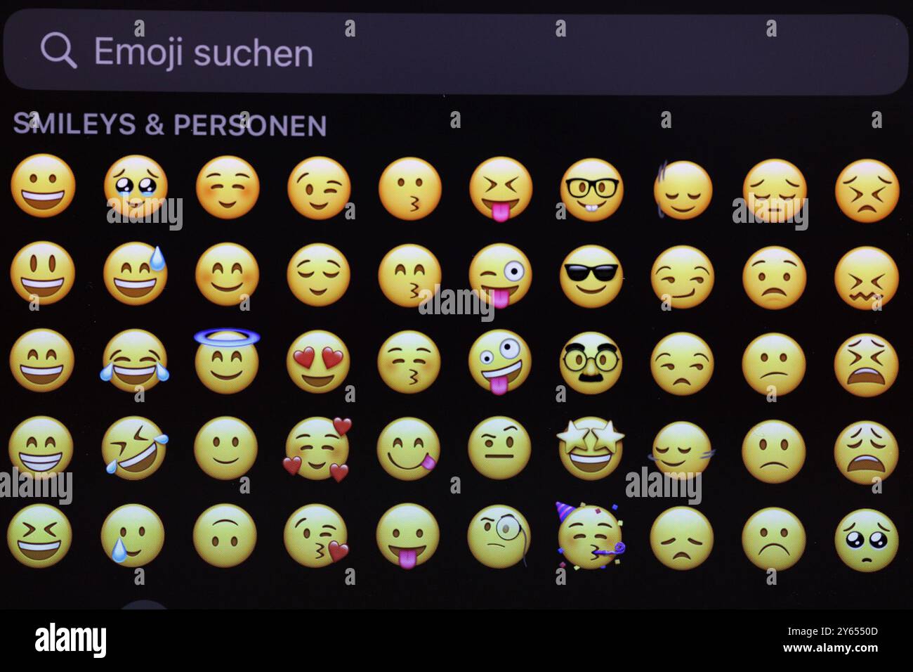Verschiedene Emojis auf einem Smartphone Display. Mit Emojis kann man in Textnachrichten seine ...