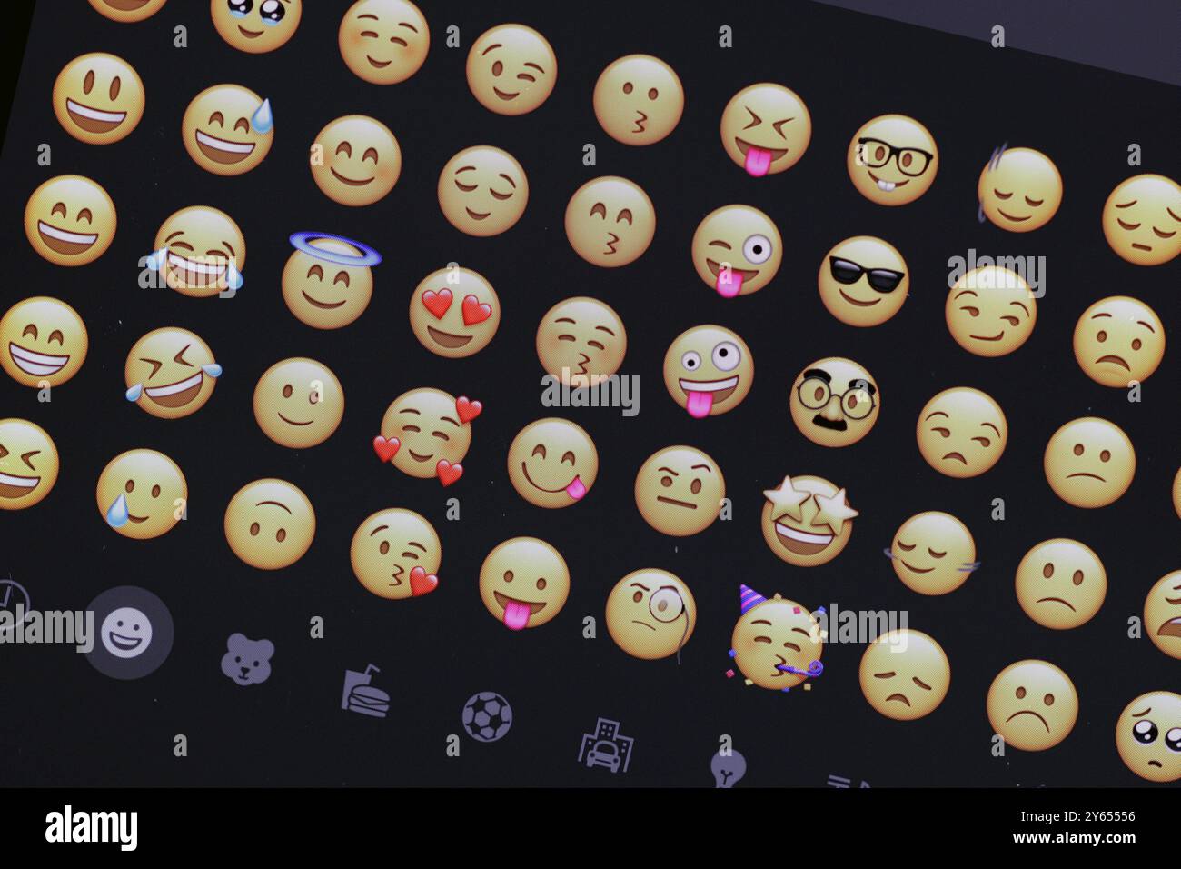 Verschiedene Emojis auf einem Smartphone Display. Mit Emojis kann man in Textnachrichten seine ...