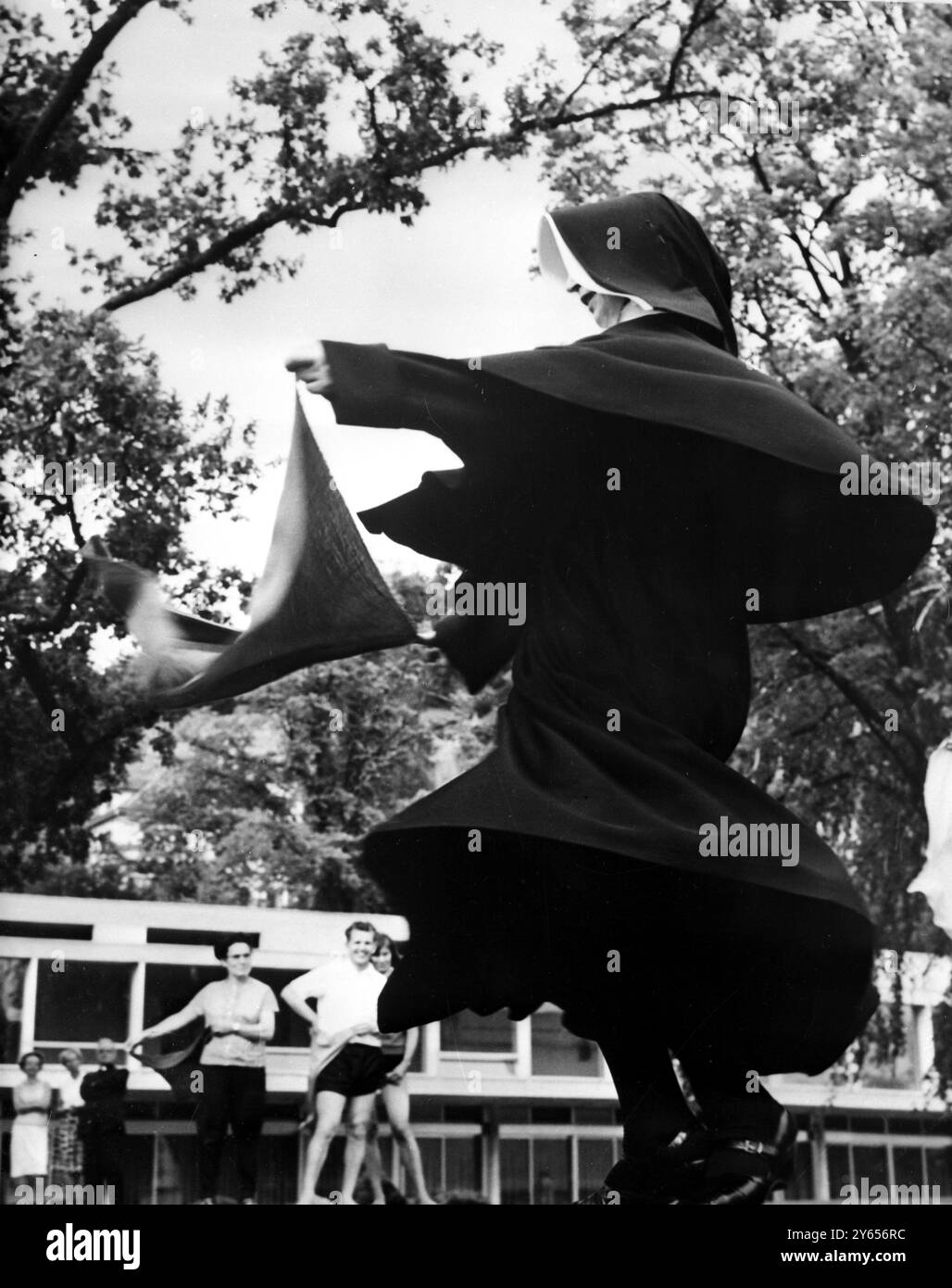 Nun habit 1960s hi-res stock photography and images - Alamy