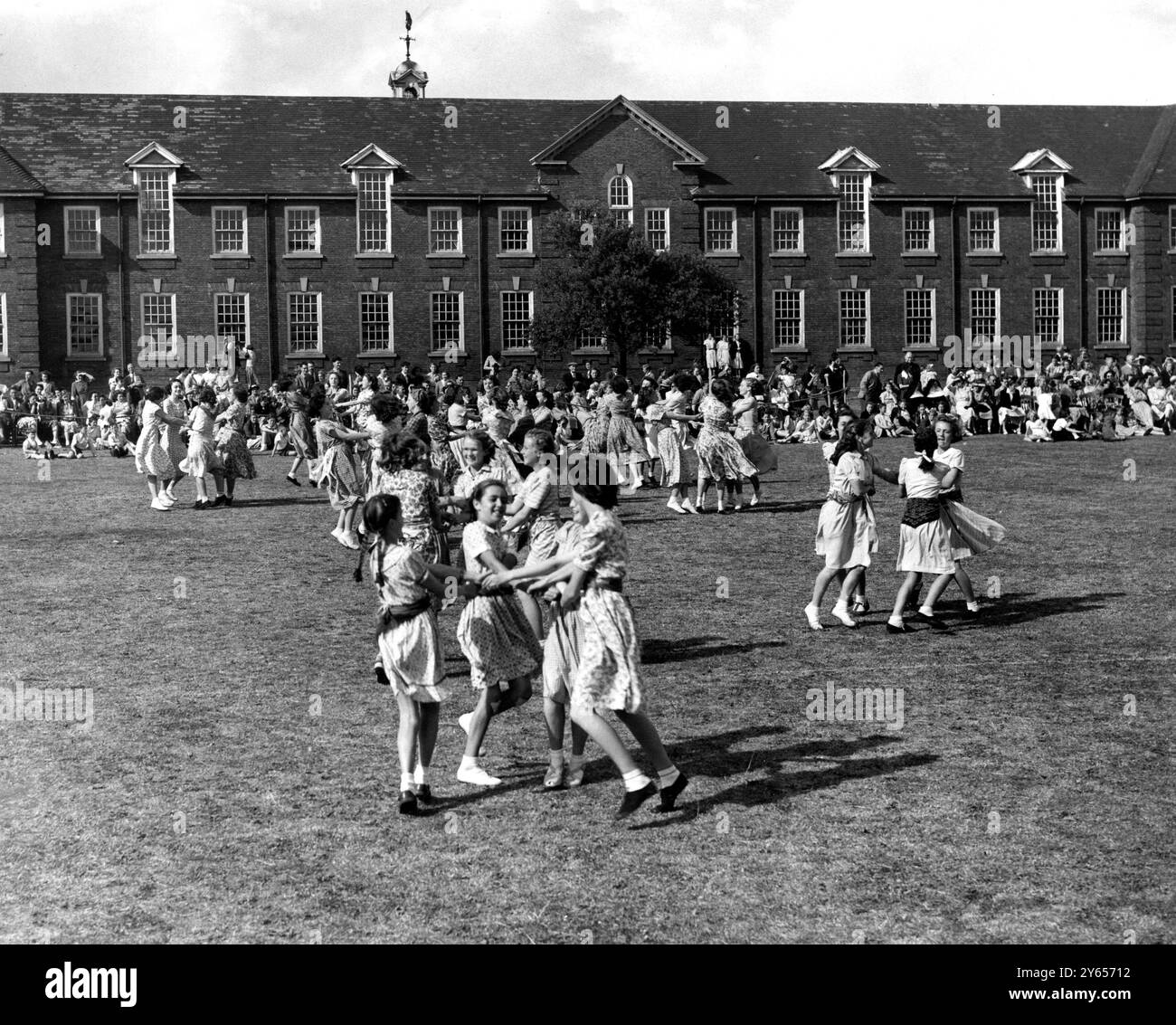 Scandinavian dances - over one thousand schoolchildren took part in a ...