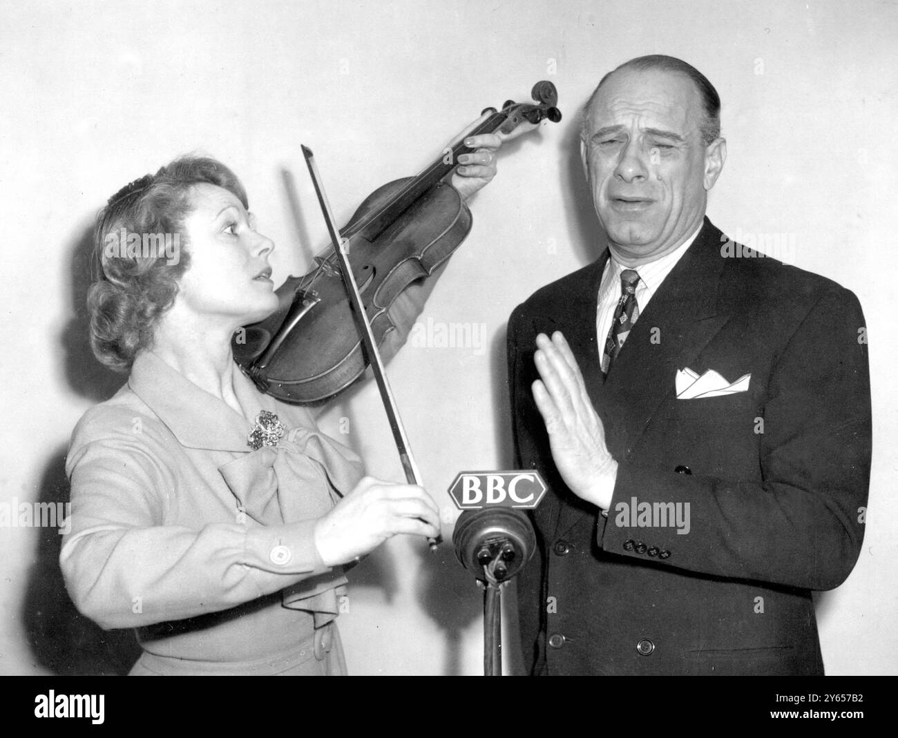 1940s recording studio radio hi-res stock photography and images - Alamy