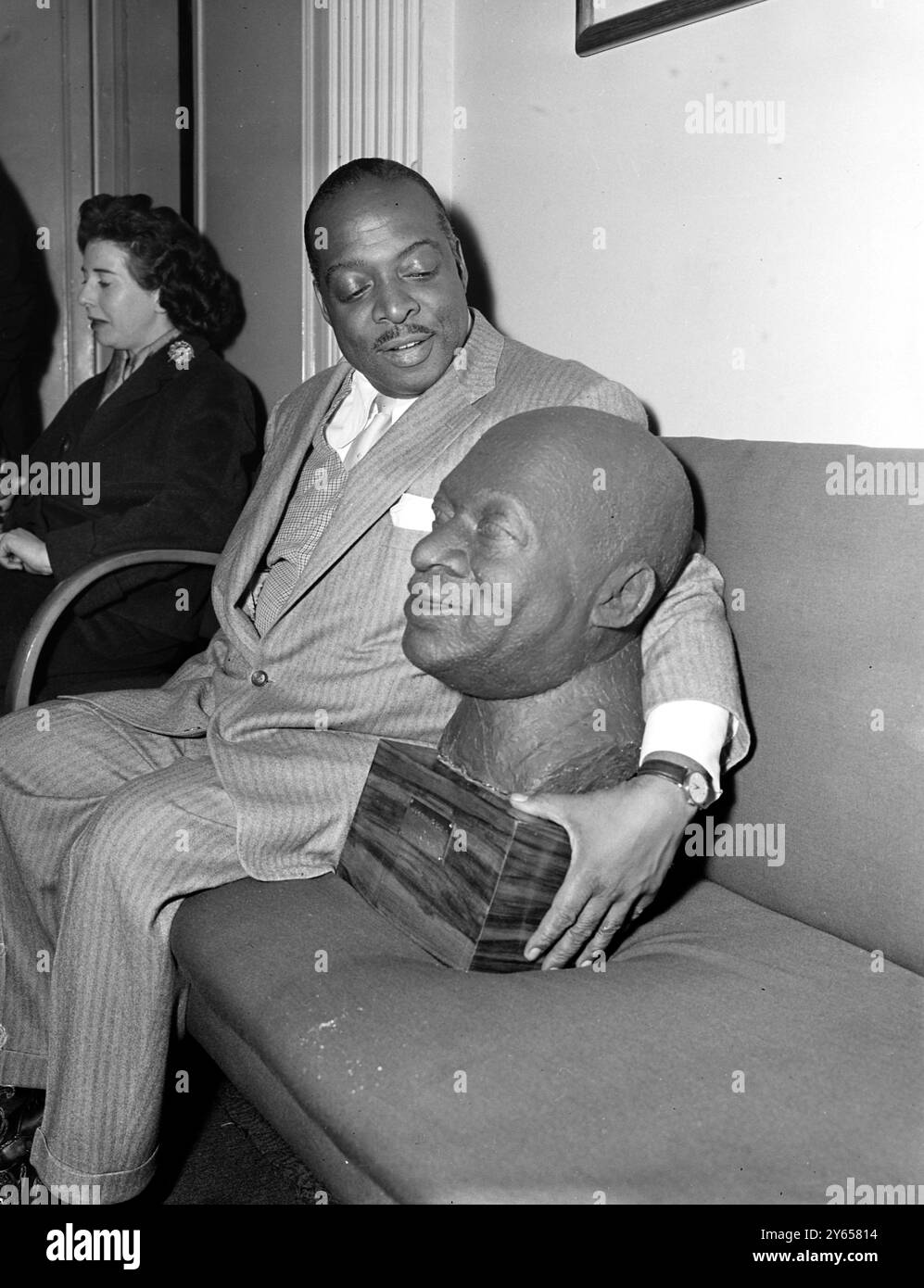 WITH HIS HEAD TUCKED UNDERNEATH HIS ARM. LONDON: JAZZ BAND LEADER FROM ...