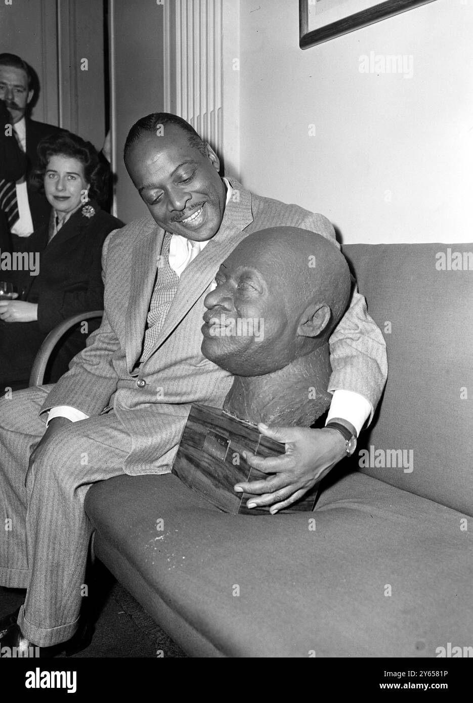 WITH HIS HEAD TUCKED UNDERNEATH HIS ARM. LONDON: JAZZ BAND LEADER FROM ...