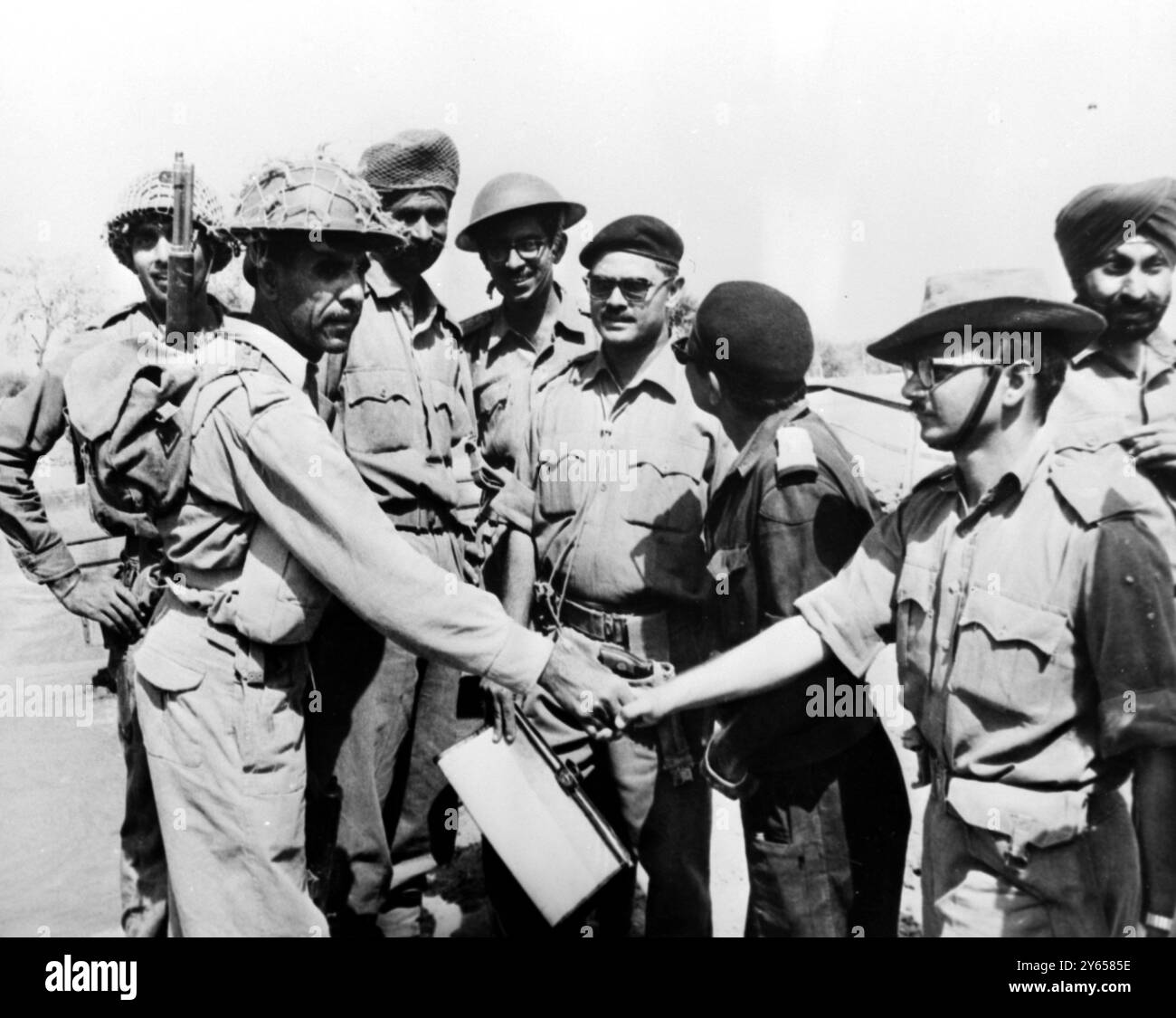 Pakistani army officer indian army hi-res stock photography and images ...