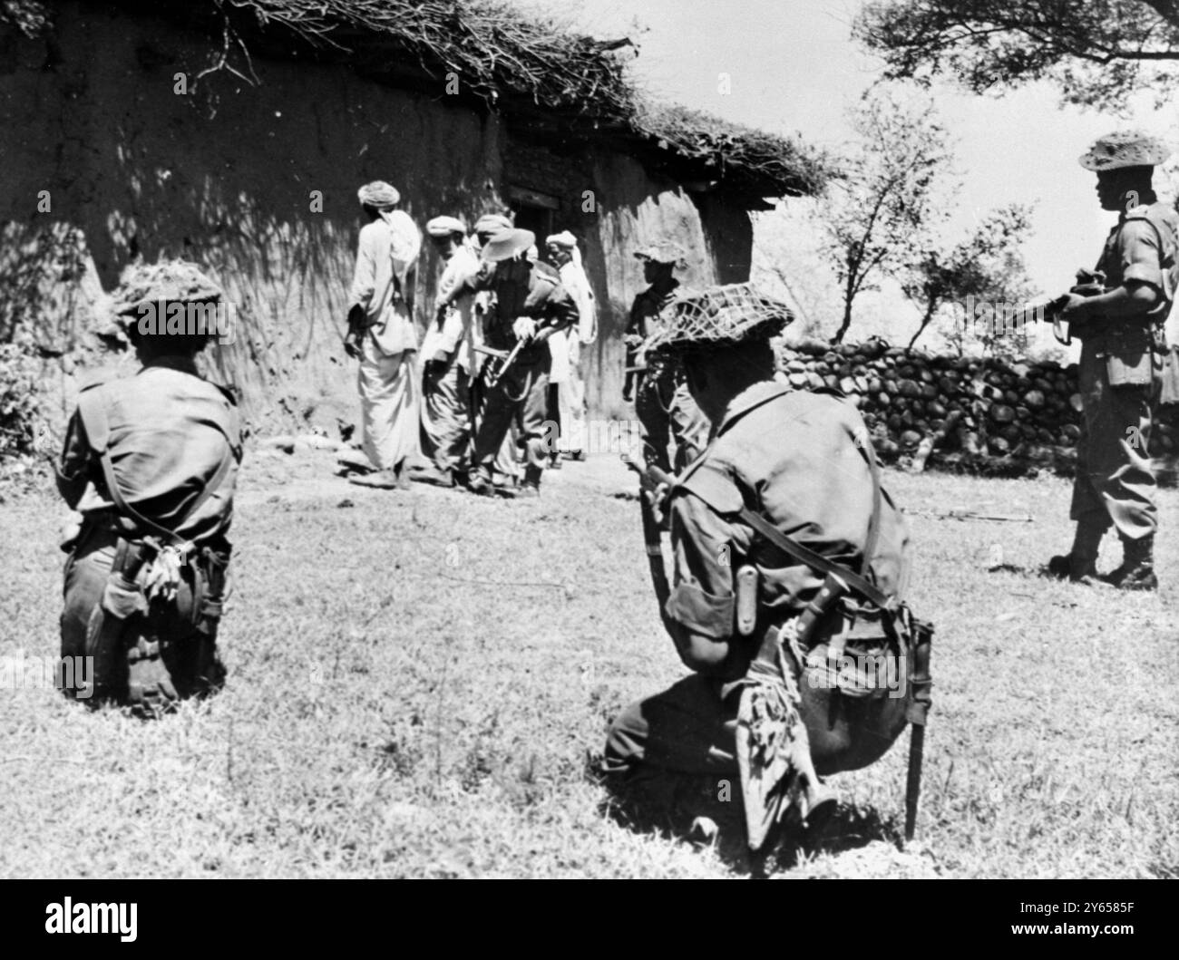 Indian security troops cover and search Pakistani infiltrators hiding ...