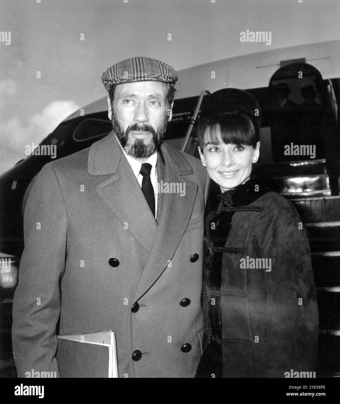 Audrey hepburn actress 1960 hi-res stock photography and images - Alamy