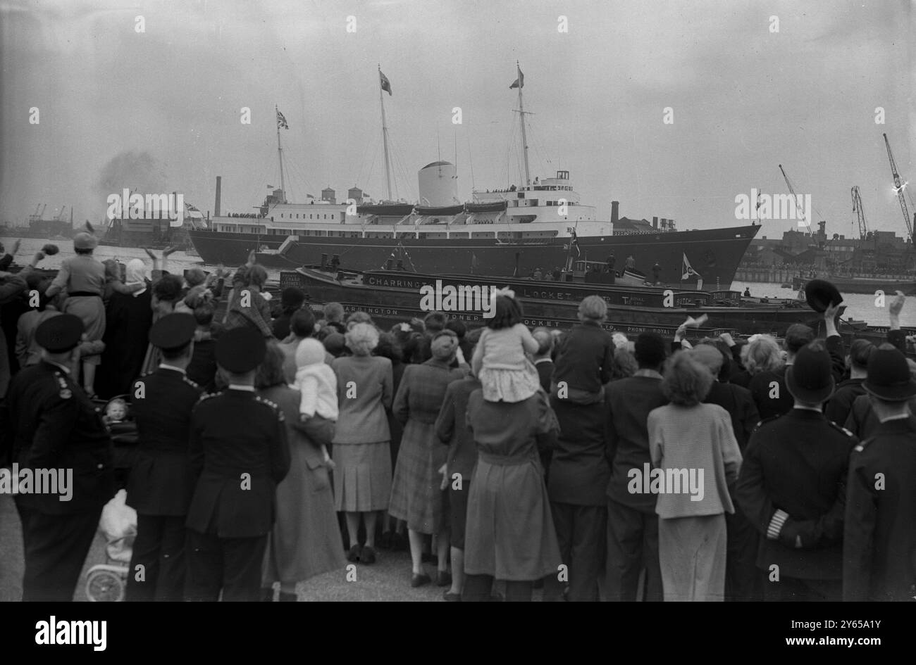 Londoners welcome the Queen . Crowds at King Edward VII Memorial Park ...