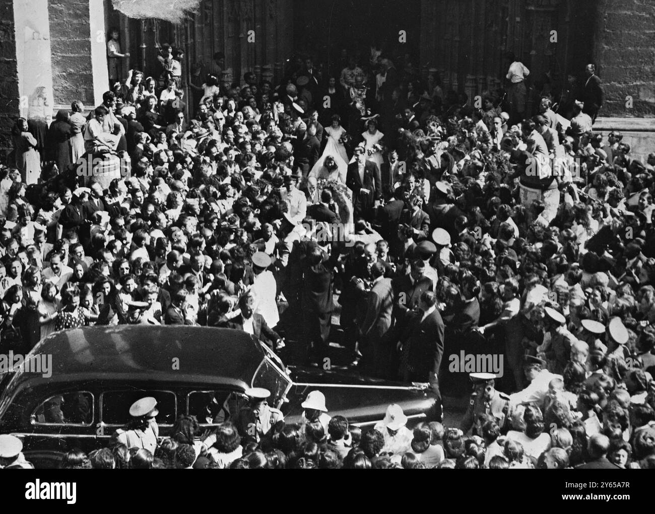 100,000 lined the streets as the Duke of Alba ' s daughter is wed ...
