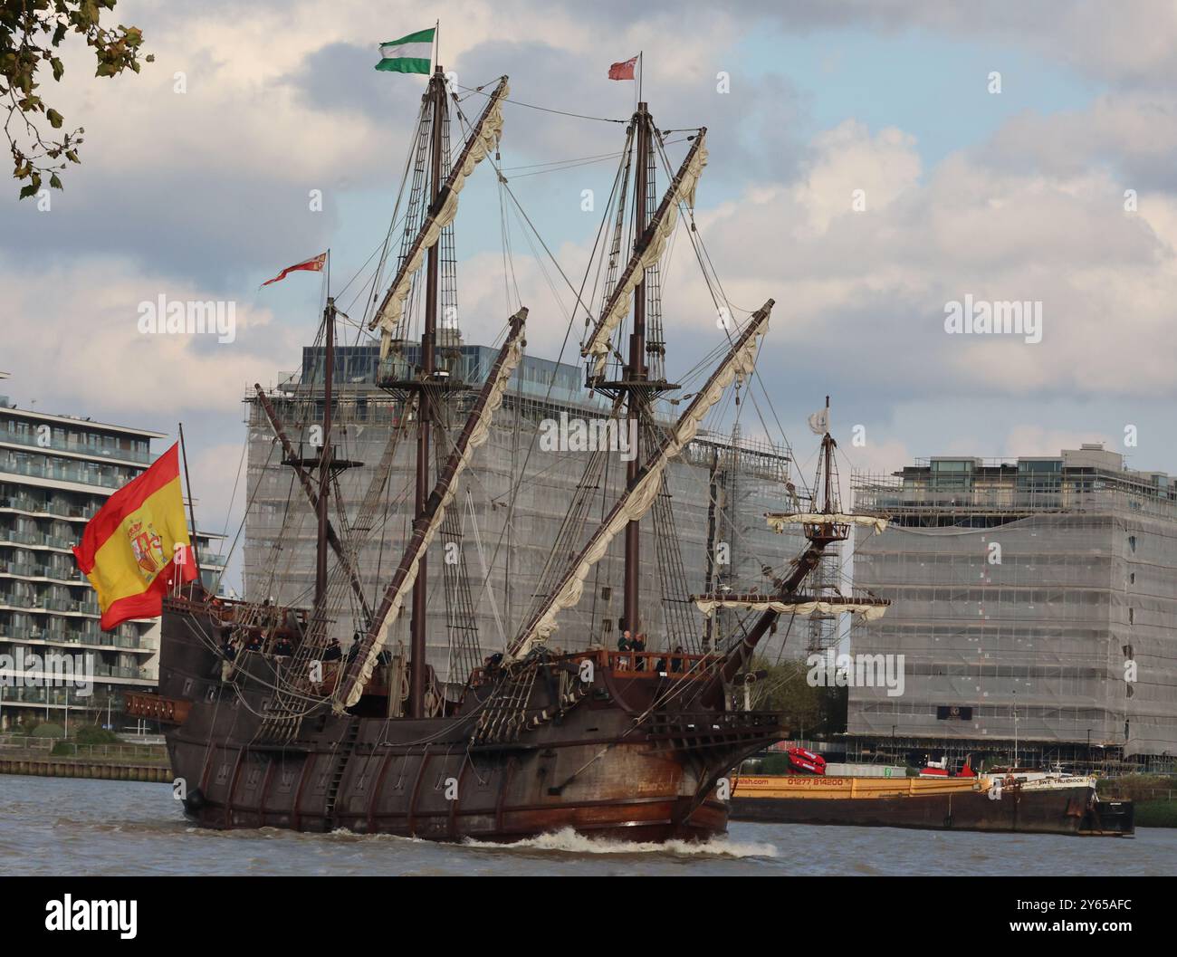 Aldalucia 15th century replica of Spanish Galeon going up the River ...