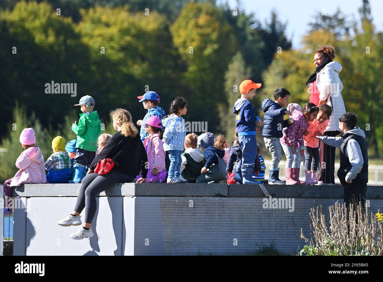 Kindergartenkinder mit ihren Betreuerinnen -machen eine Rast,Pause ...