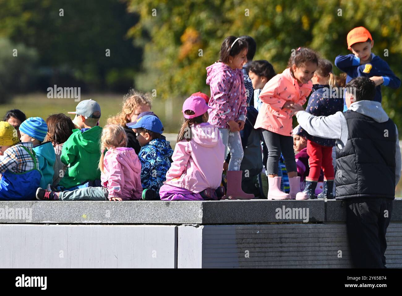 Kindergartenkinder mit ihren Betreuerinnen -machen eine Rast,Pause ...