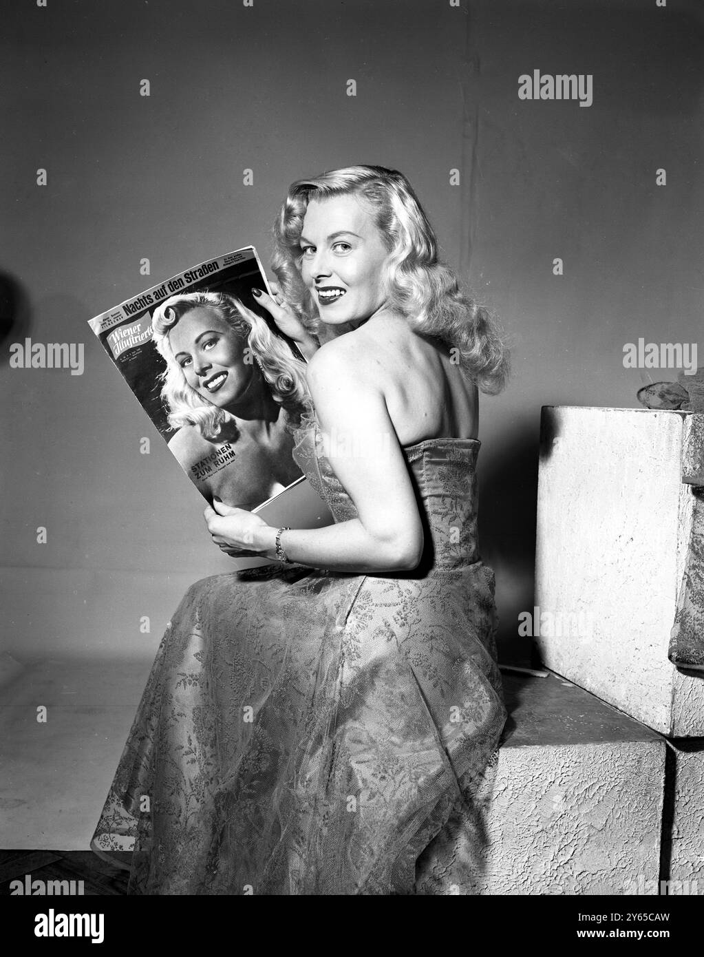 Burlesque dancer striptease hi-res stock photography and images - Alamy