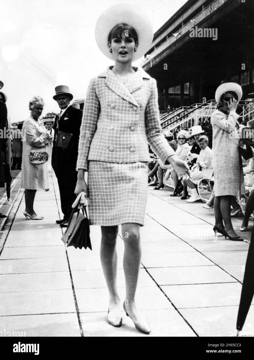 English model, Jean Shrimpton , who shocked the fashionable women of ...