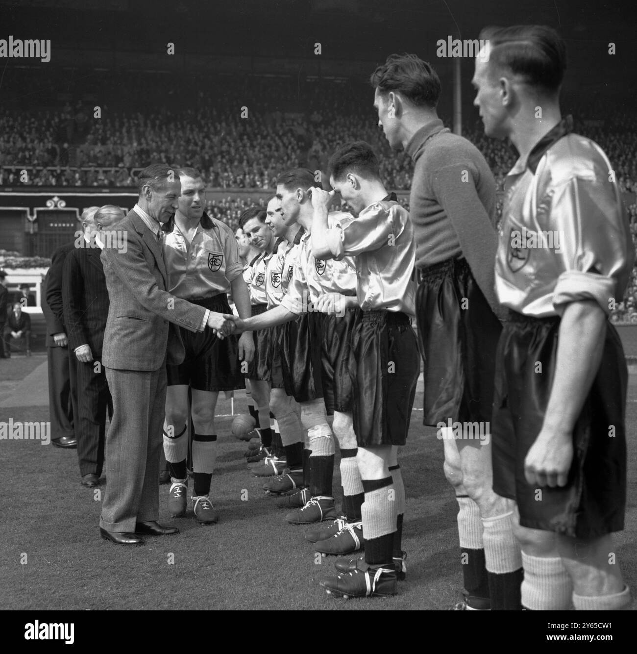 Lord Mayor greets cup finalists . Sir Noel Bowater , Lord Mayor of ...