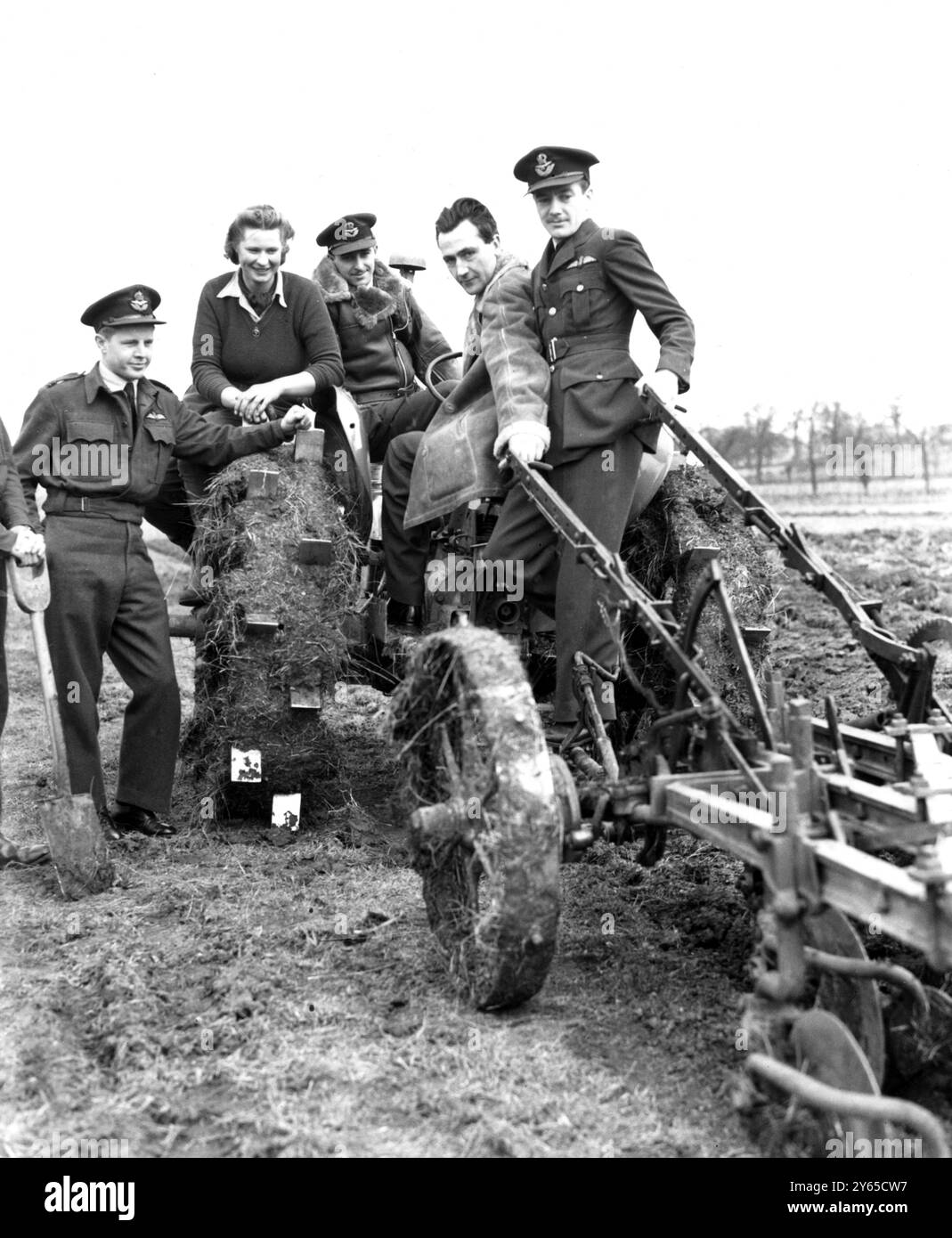 Home Front 1942 : Fighter Pilots based at RAF North Weald ' help ' the ...
