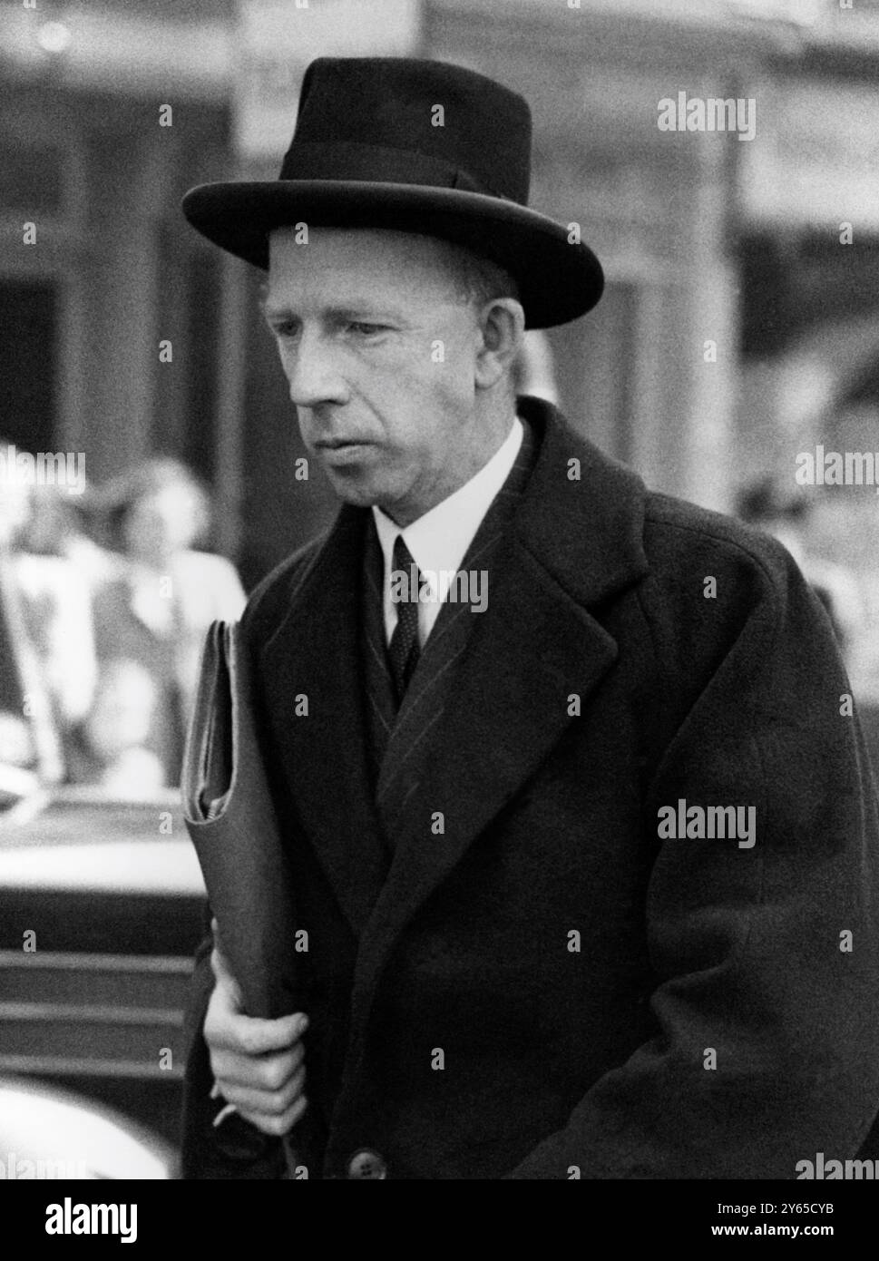 Pathologist Dr Keith Simpson at Horsham , Sussex after he had given ...