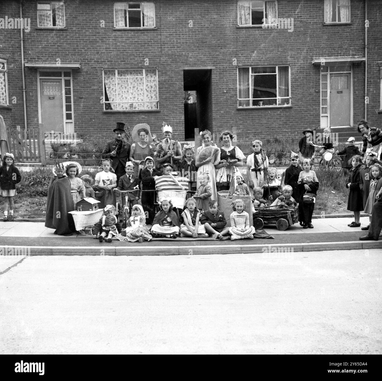 Coronation street party 1953 Stock Photo - Alamy