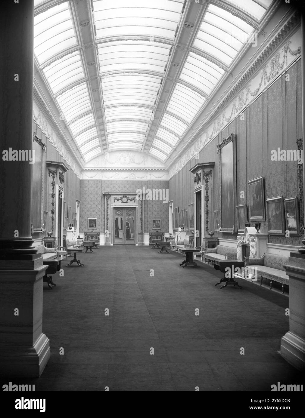 Inside Buckingham Palace The long carpeted Picture Gallery with its ...