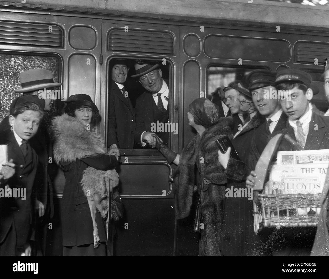 The Australian Cricket Team leave Waterloo Station for home . Warwick ...