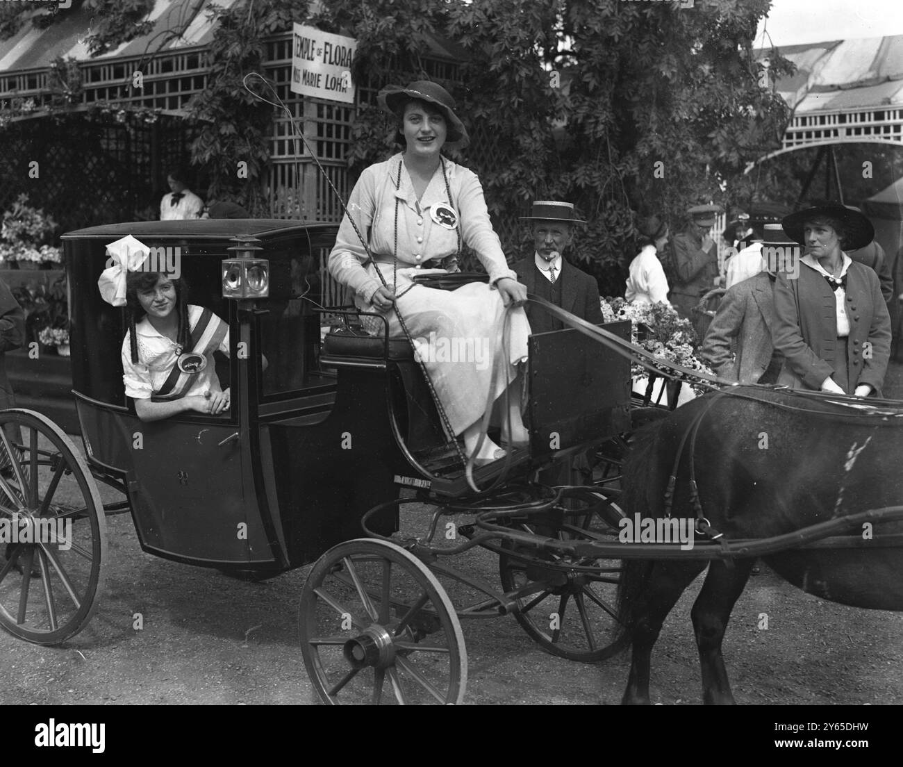 At the Theatrical Garden Party held at the Botanical Gardens , Miss ...