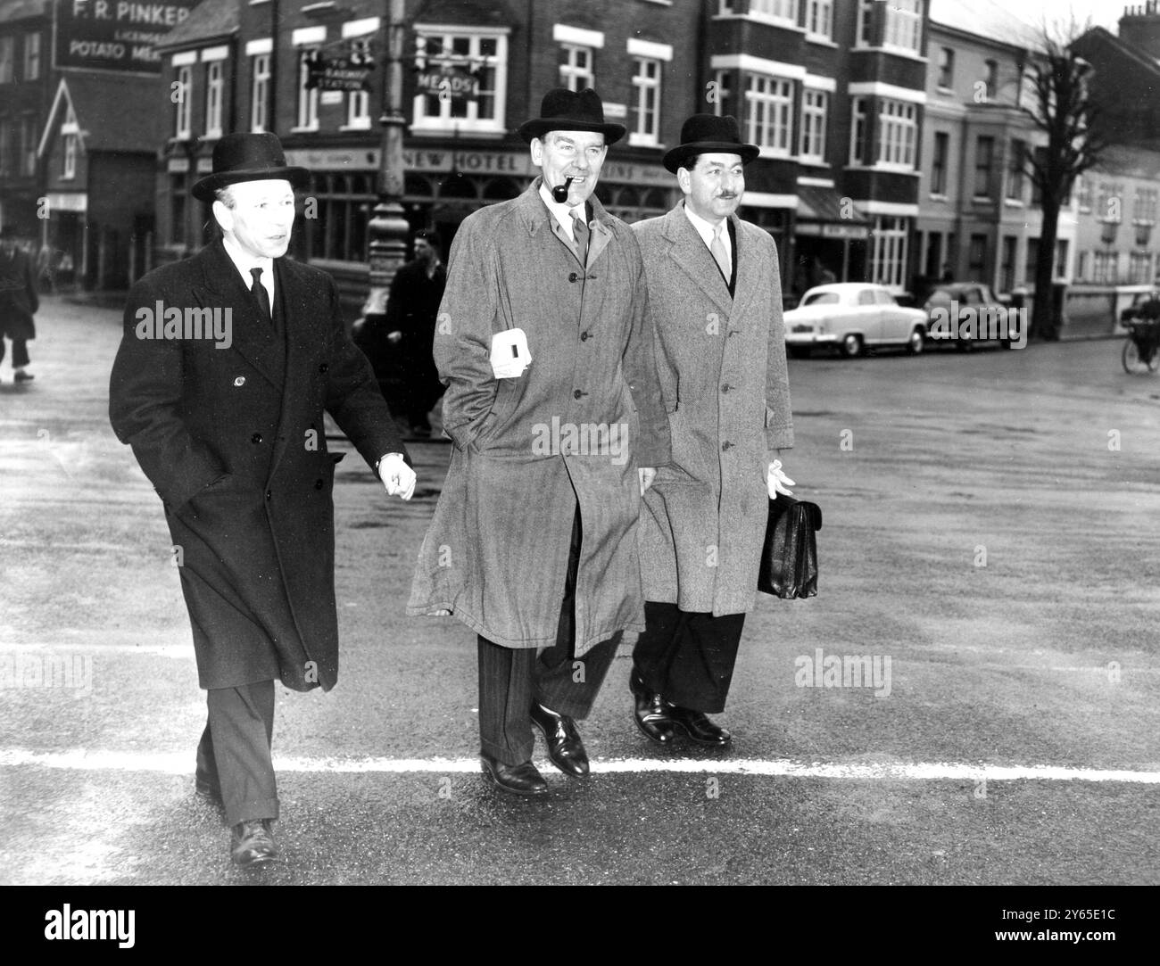 1950s doctor smoking hi-res stock photography and images - Alamy