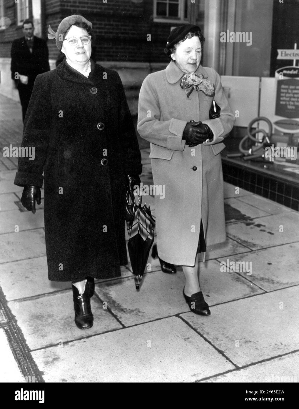 Doctor gloves 1950 hi-res stock photography and images - Alamy