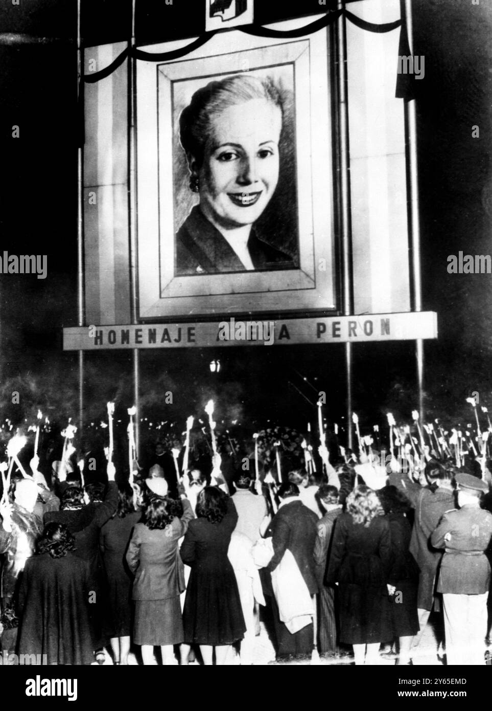 People of Argentine mourning the death of Eva Peron , pay tribute in a ...