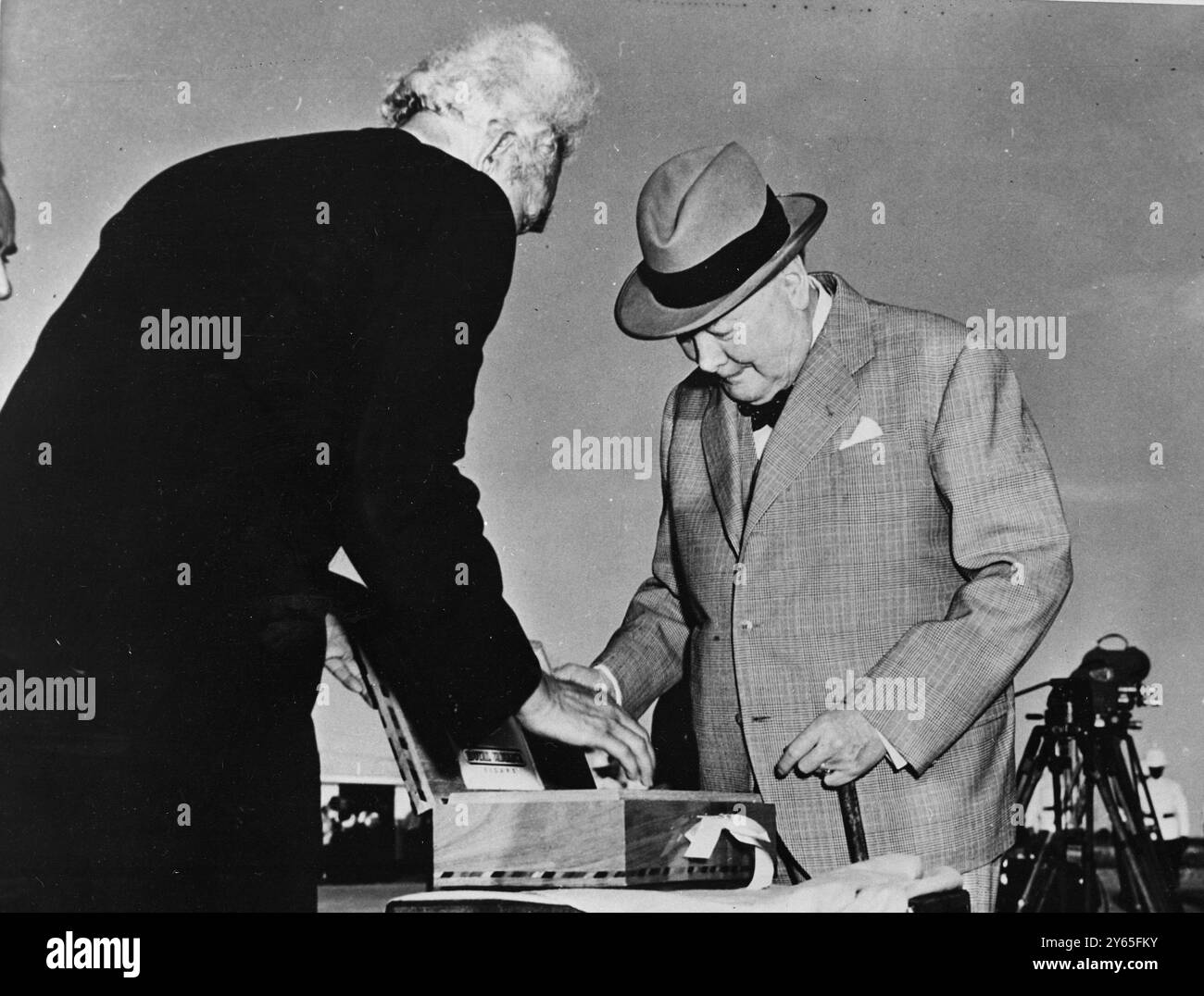 Churchill Recieves Cigars From Bustamente Hon Alexander Bustamente ...