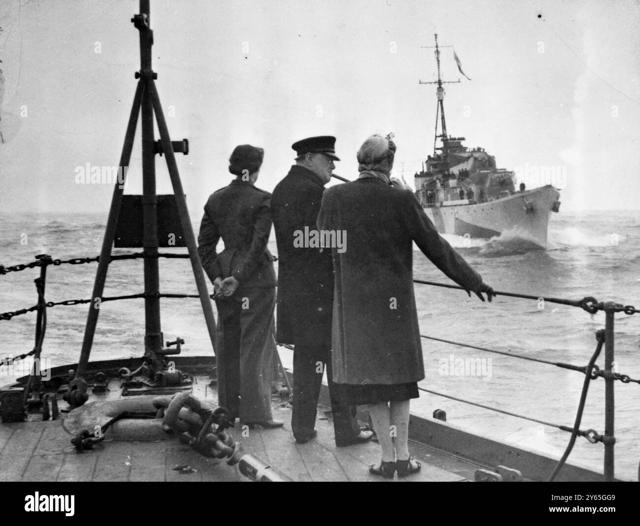 Churchill 's Return Mr Winston Churchill with his wife Mrs Clementine ...