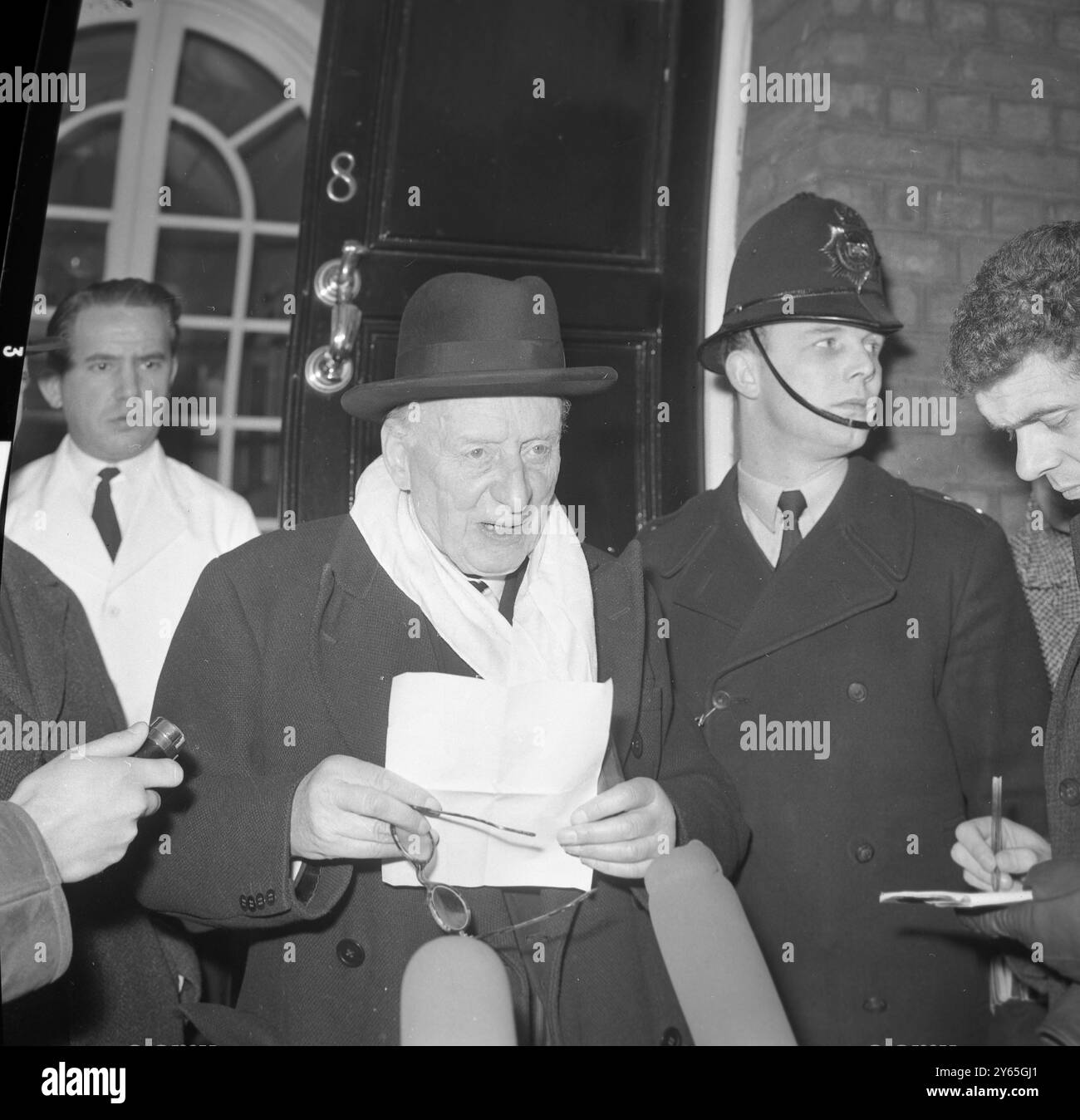 Lord Moran Reads Bulletin It was revealed from the London home of Sir ...