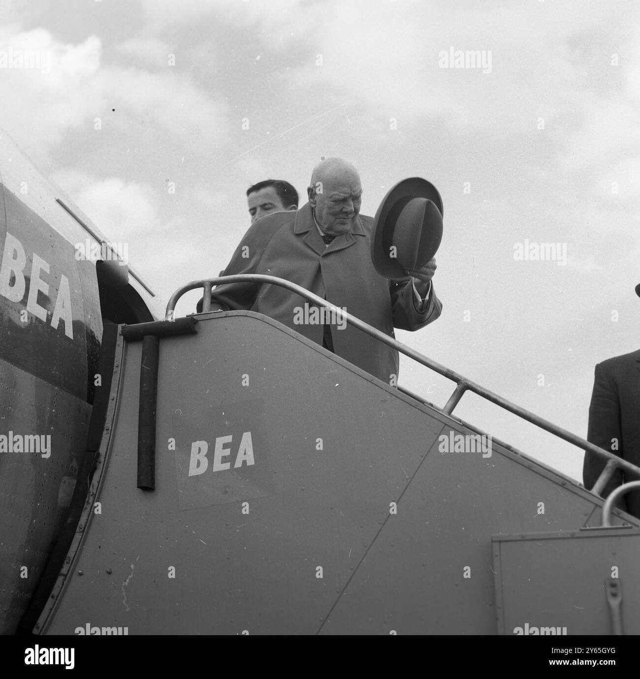 Winnie Says Farewell Sir Winston Churchill doffs his hat to onlookers ...