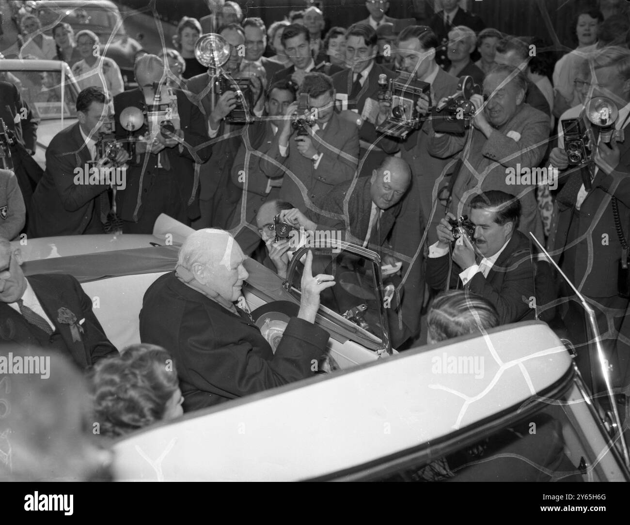 The Famous " V " Facing a battery of cameras , Conservative candidate ...