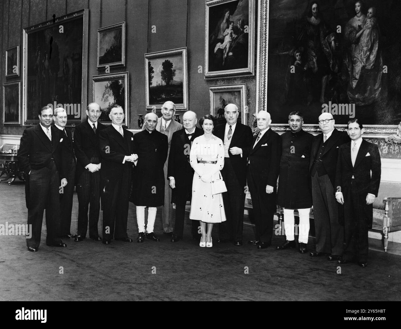 Queen With Commonwealth Premiers . Queen Elizabeth II pictured with Sir ...