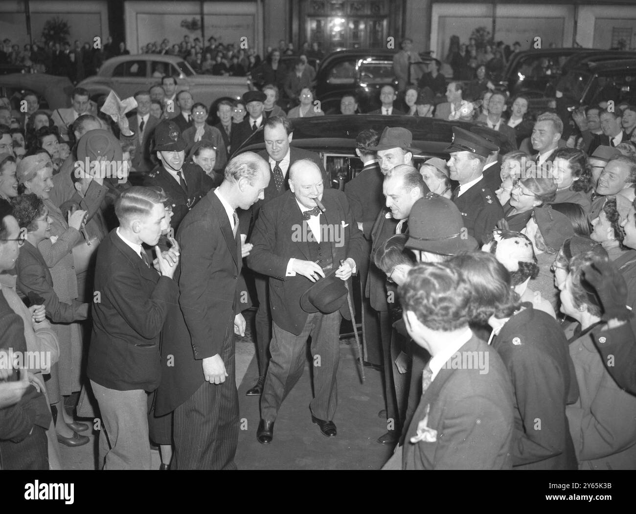 Churchill Back in London . The crowd gathered outside the Hyde Park ...