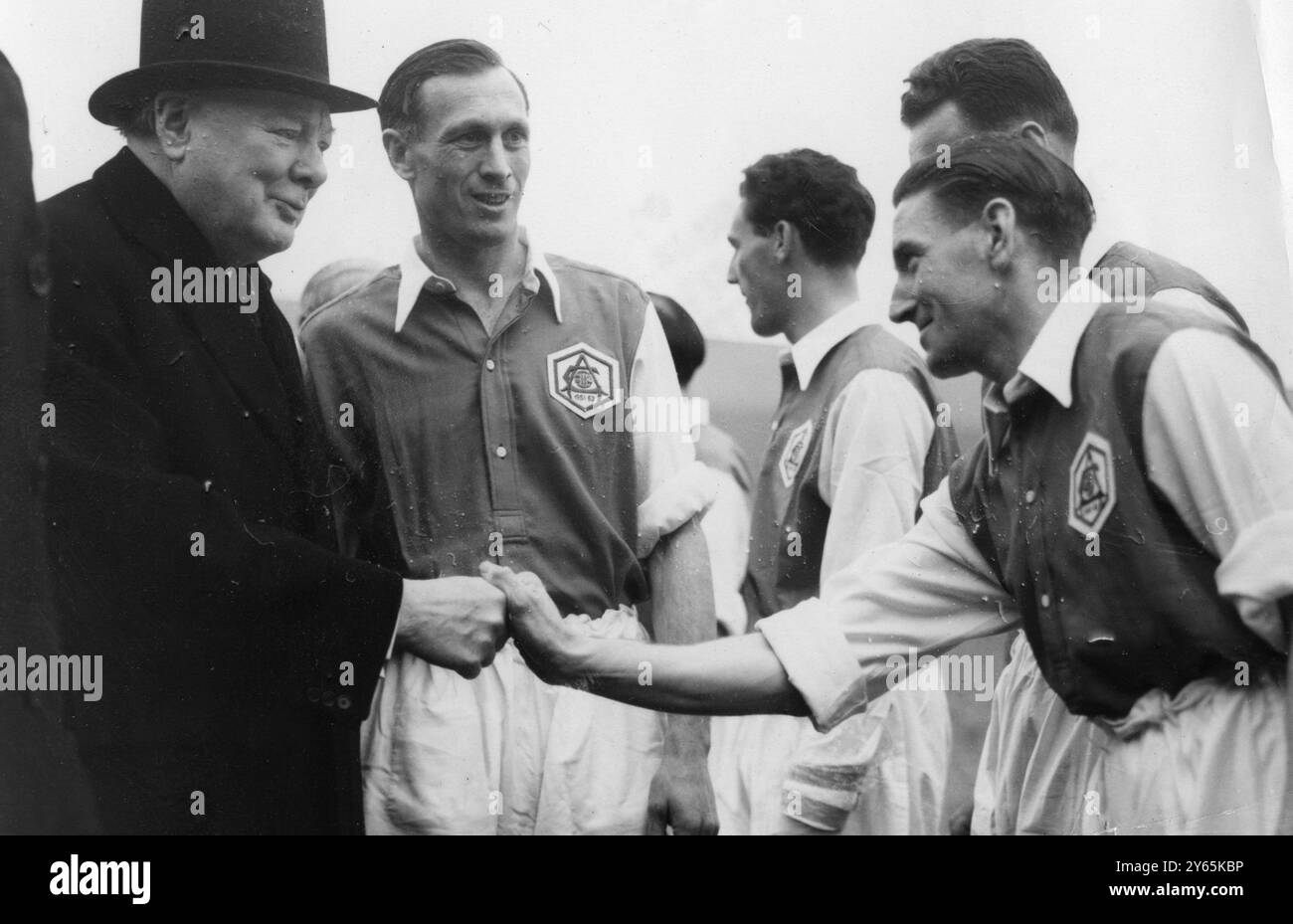 Premier Meets Cup Teams . Prime Minister , Winston Churchill talks with ...