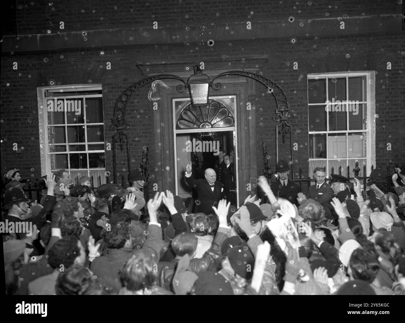 Churchill waves to crowds hi-res stock photography and images - Alamy