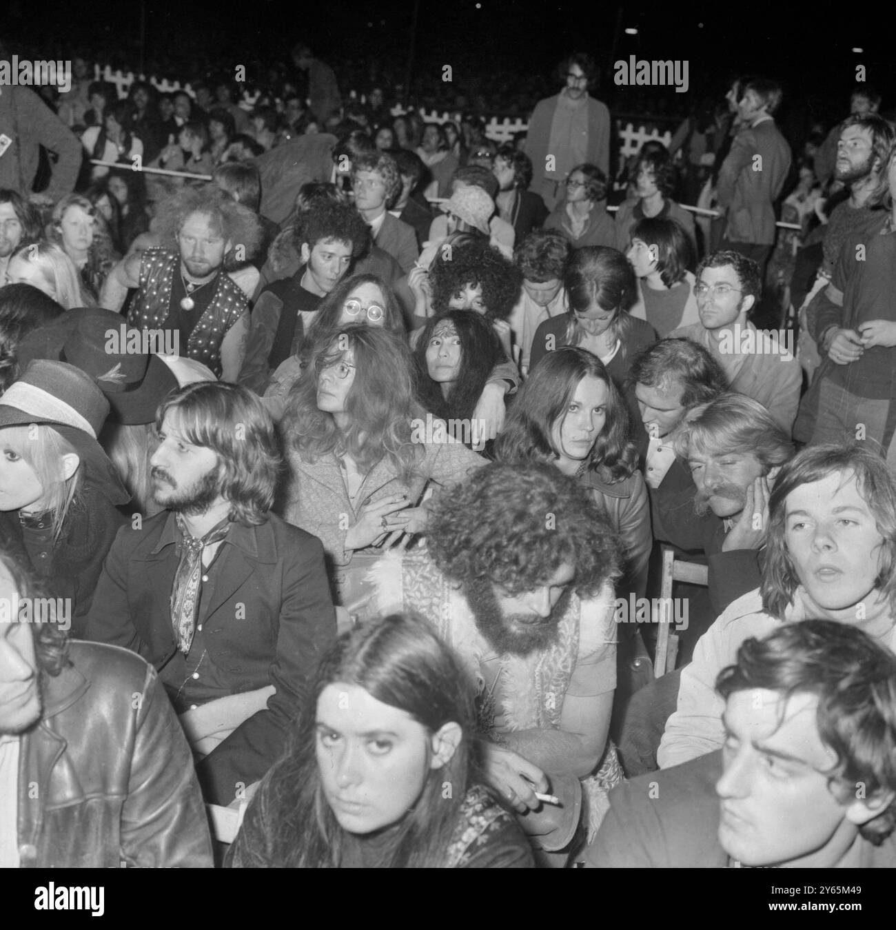 John Lennon, Yoko Ono and Ringo Starr in the crowd to watch Bob Dylan ...