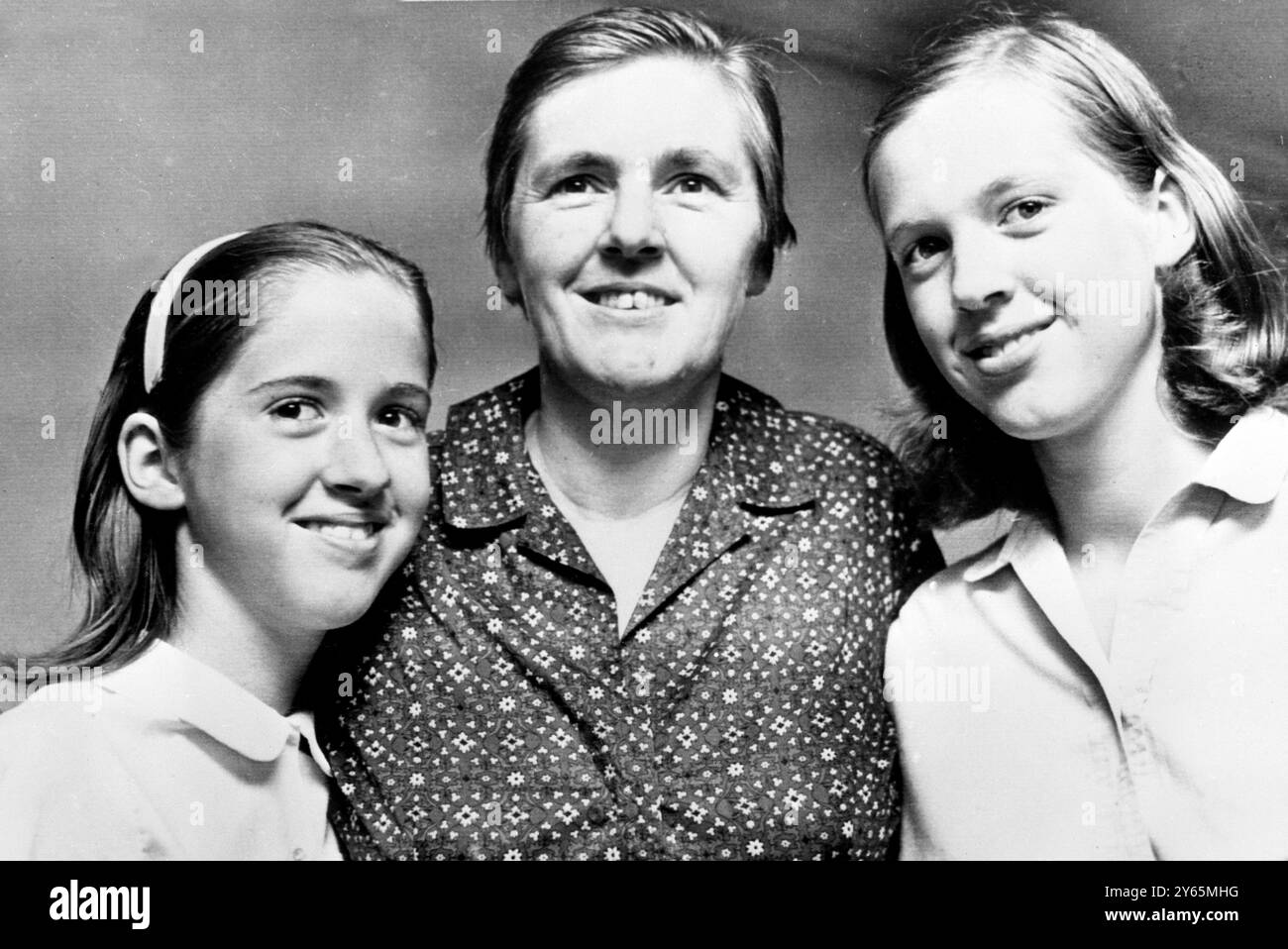 Washington DC , USA ; Dr Frances Kelsey is flanked by daughters ...