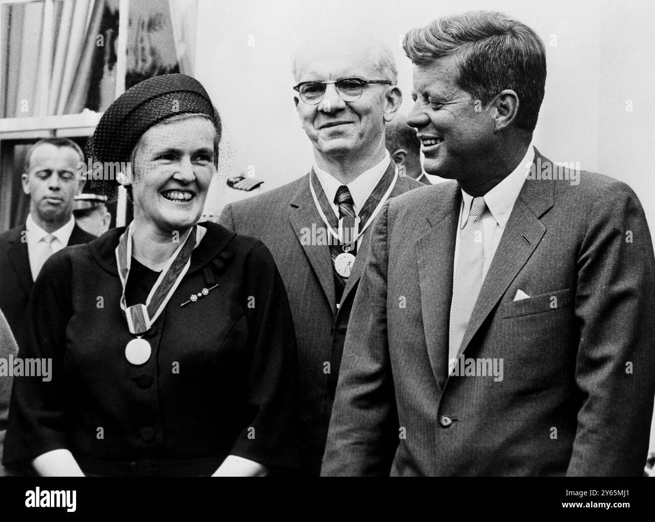 Dr Kelsey honoured . Washington DC , USA ; Dr Frances Kelsey ( left ...