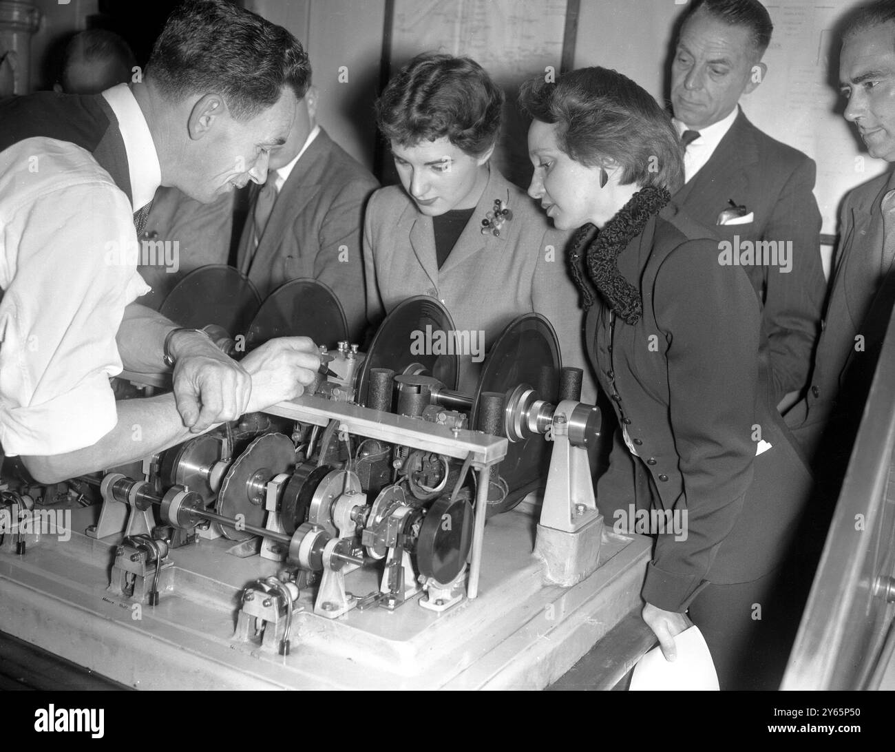 1950s clock 1950s office clock hi-res stock photography and images - Alamy