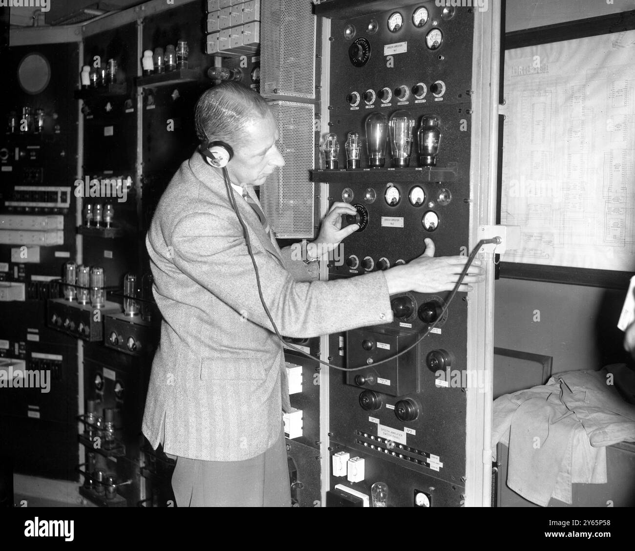 1950s clock 1950s office clock hi-res stock photography and images - Alamy