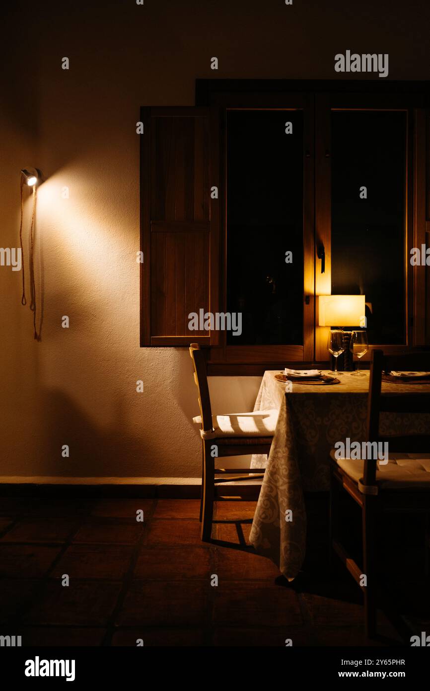 Elegantly set dining room hi-res stock photography and images - Alamy