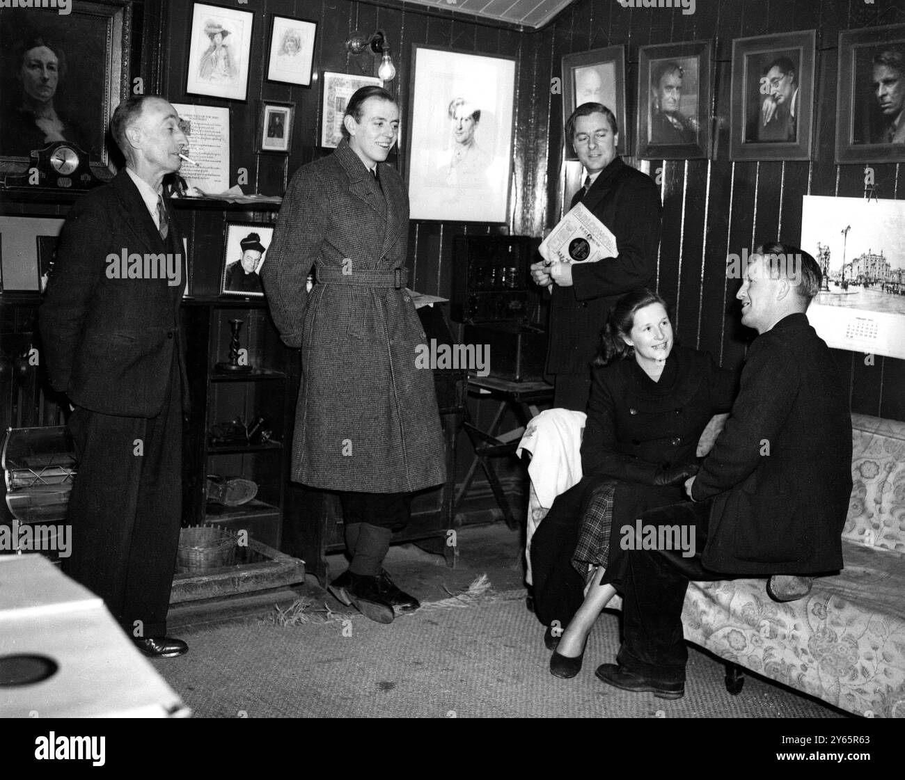 Dublin , Abbey Theatre , 1949 . In the ' Green Room ' of the Abbey ...